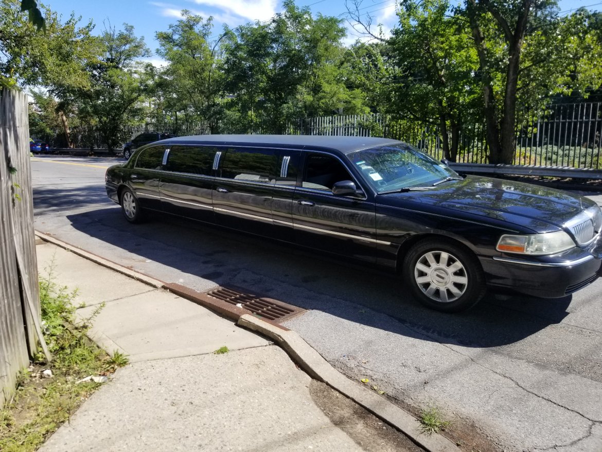 Used 2005 Lincoln Town car stretch for sale #WS-15523 | We Sell Limos